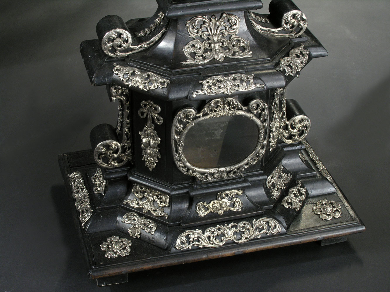 Großes Cruzifix mit Silber-Corpus Christi - Hampel Kunstauktionen