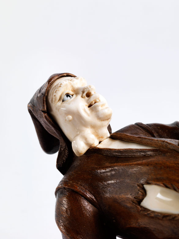 Geschnitzte Bettlerfigur in Holz und Elfenbein, in Art des Simon Troger ...